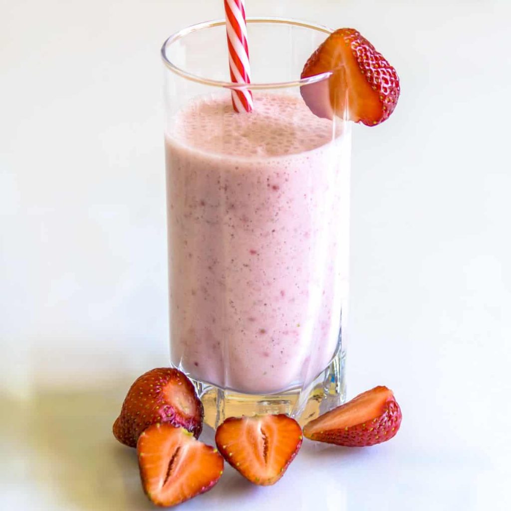 Easy Creamy Strawberry Smoothie (Just 4 Ingredients) - Fitness Bash
